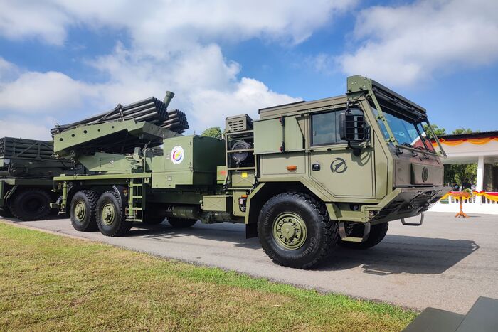 สทป. ส่งมอบต้นแบบรถฐานยิงจรวดหลายลำกล้องอเนกประสงค์ (Multi-Purpose ...