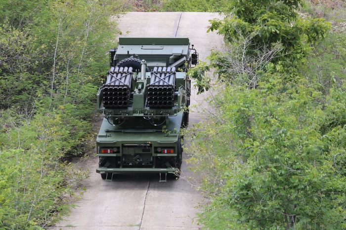 สทป. ทดสอบและประเมินผลโครงการต้นแบบรถฐานยิงจรวดหลายลำกล้องอเนกประสงค์ ...